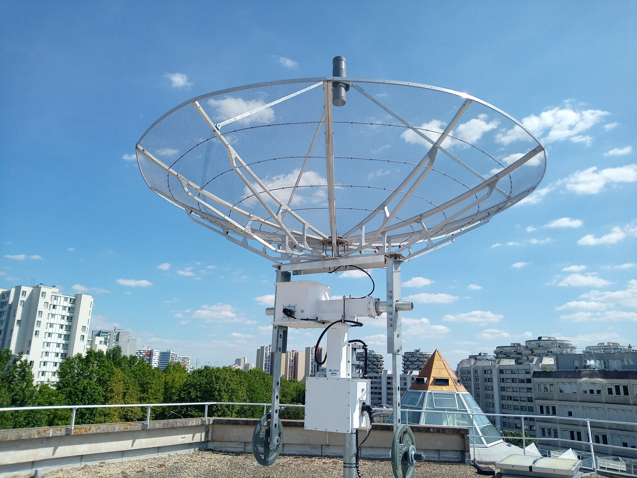Une parabole en bande S au CSU – Campus Spatial UPEC